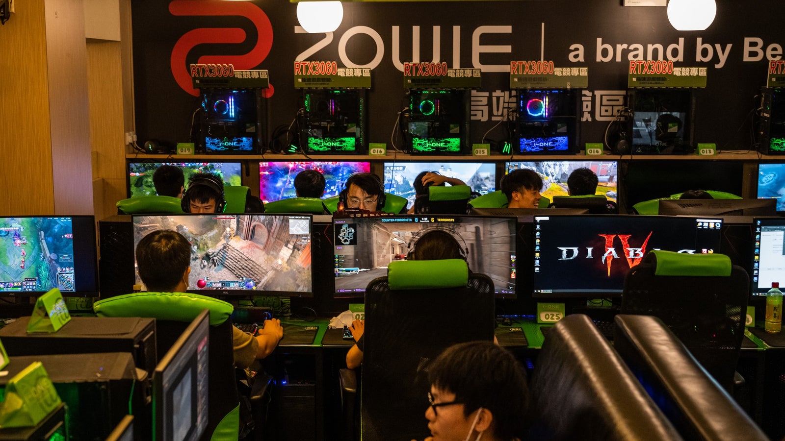 A Hong Kong Internet cafe stays alive after Covid - Rest of World