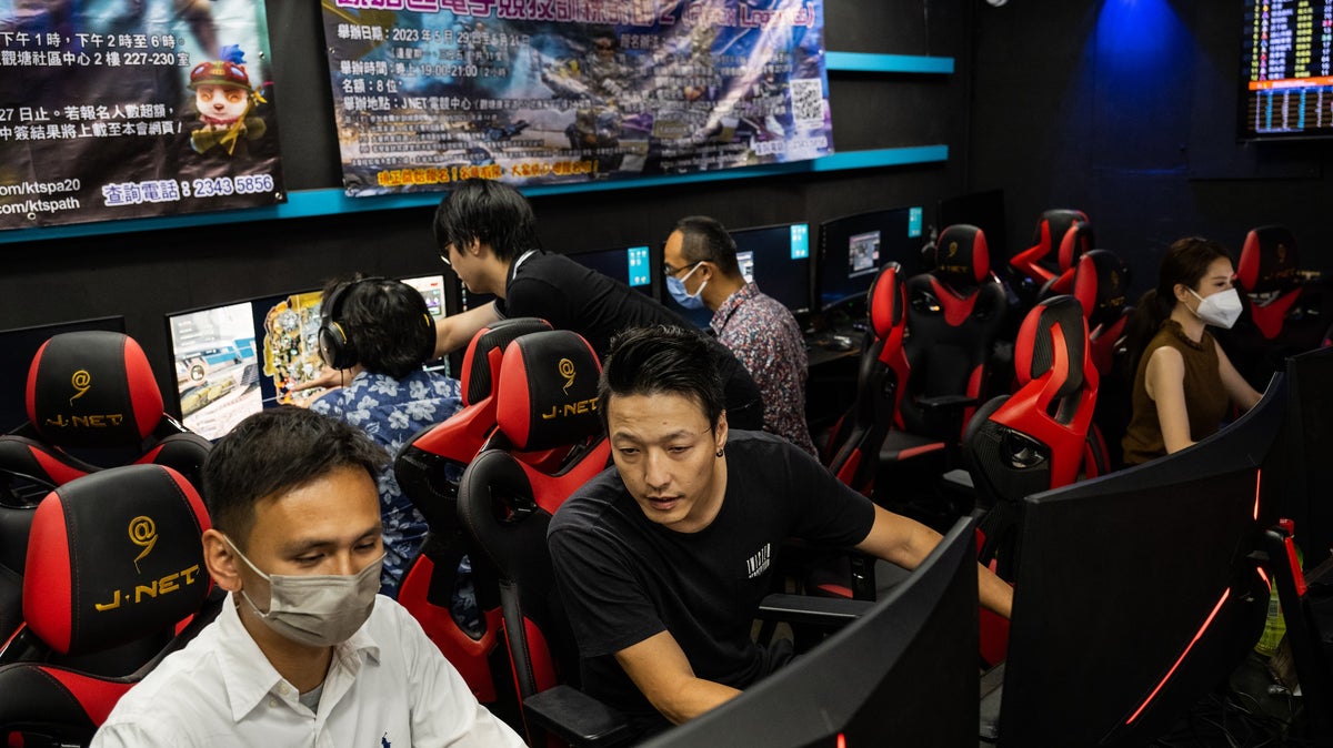 A Hong Kong Internet cafe stays alive after Covid - Rest of World