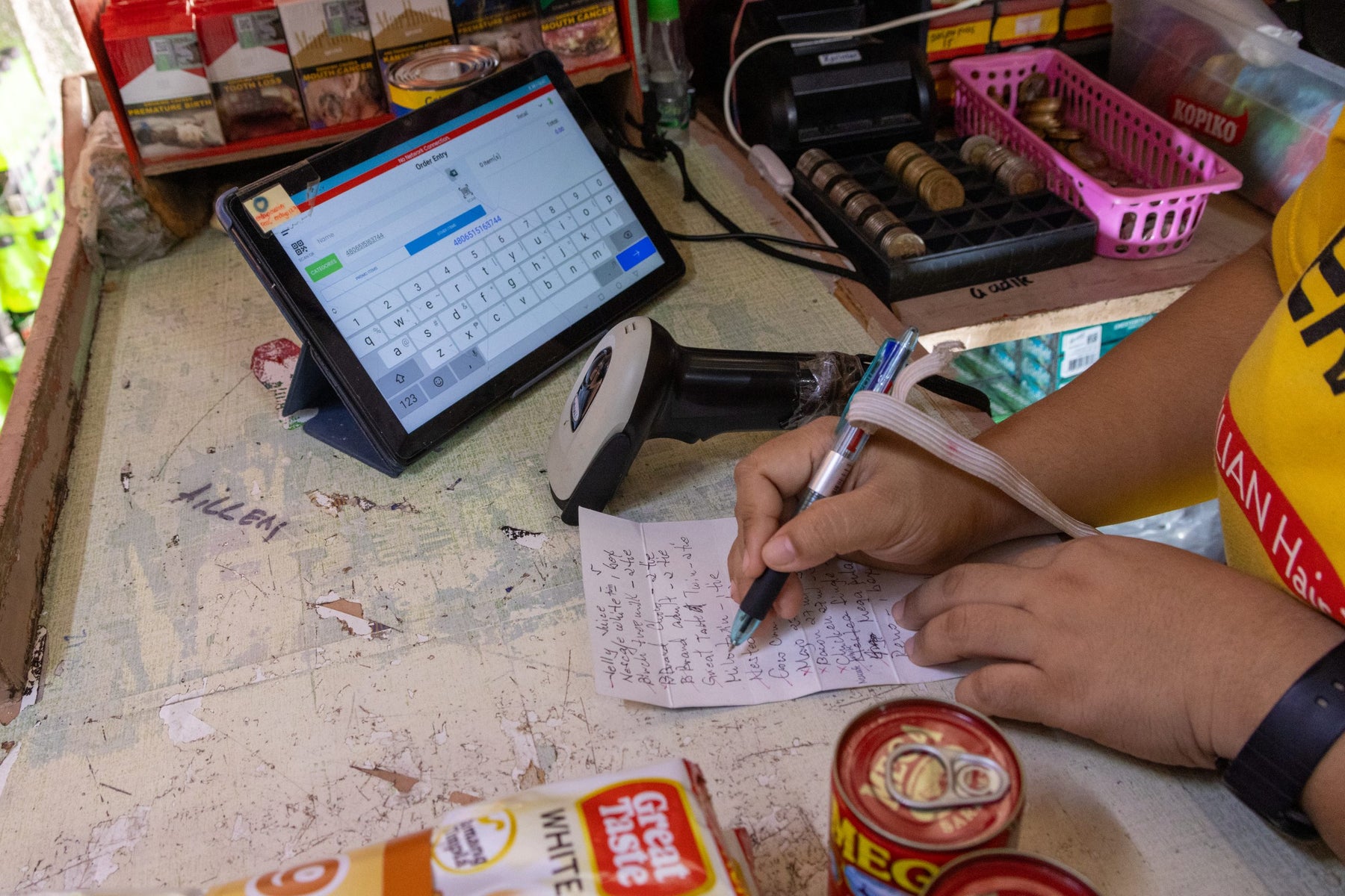 Filipino startups help digitize corner stores - Rest of World